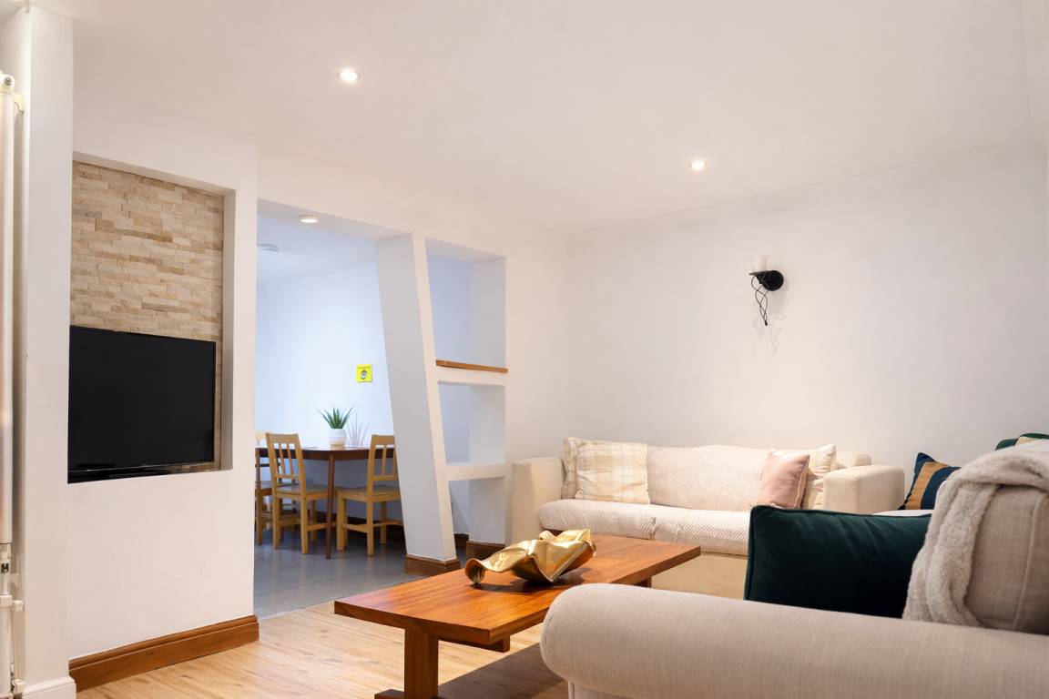 120 M² House ∙ 4 Bedrooms ∙ 9 Guests - Stevenage