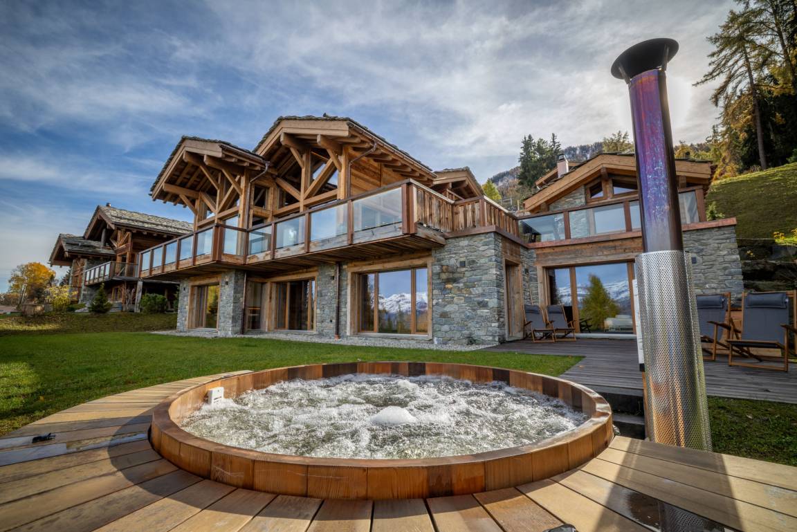 250 M² Chalet ∙ 5 Bedrooms ∙ 14 Guests - Switzerland