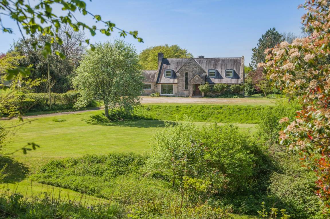 Cottage ∙ 8 Bedrooms ∙ 15 Guests - Burton Bradstock