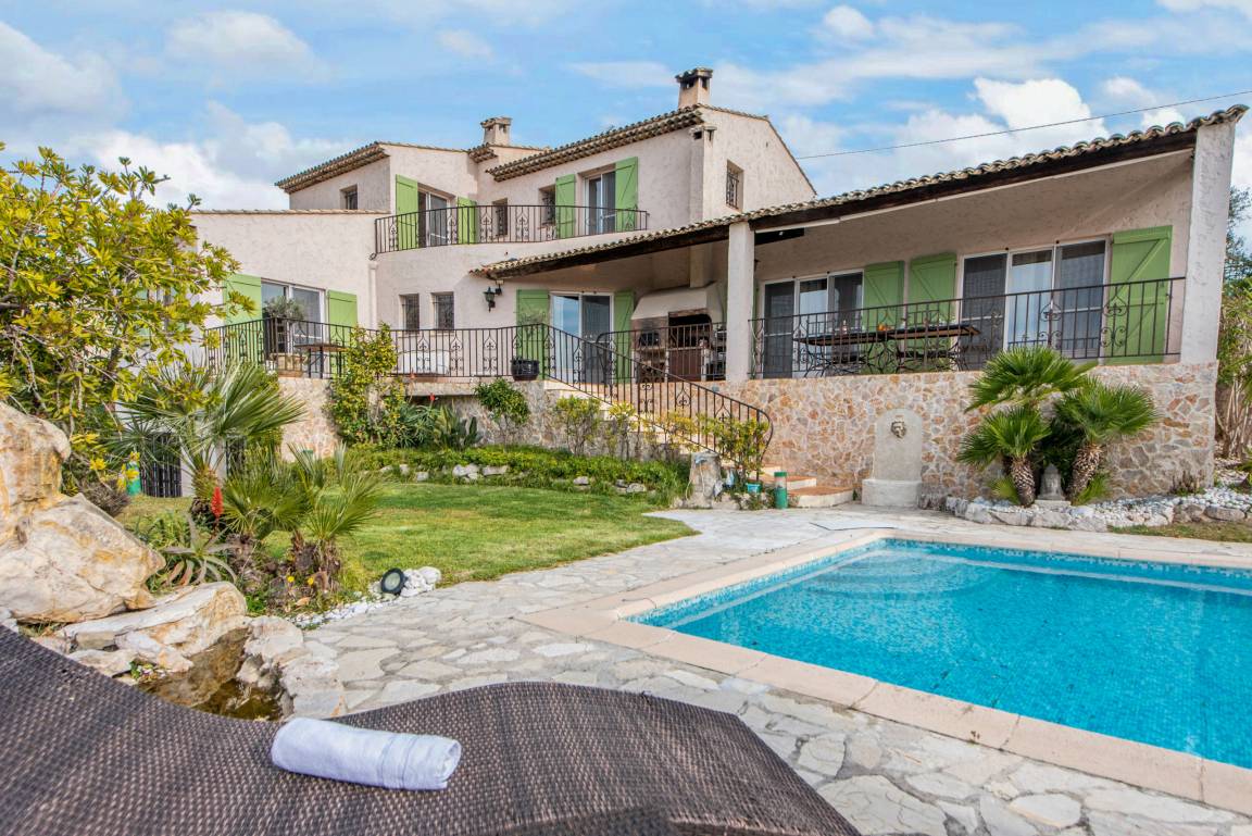 350 M² Villa ∙ 6 Chambres ∙ 11 Personnes - ibis budget Nice Californie Lenval
