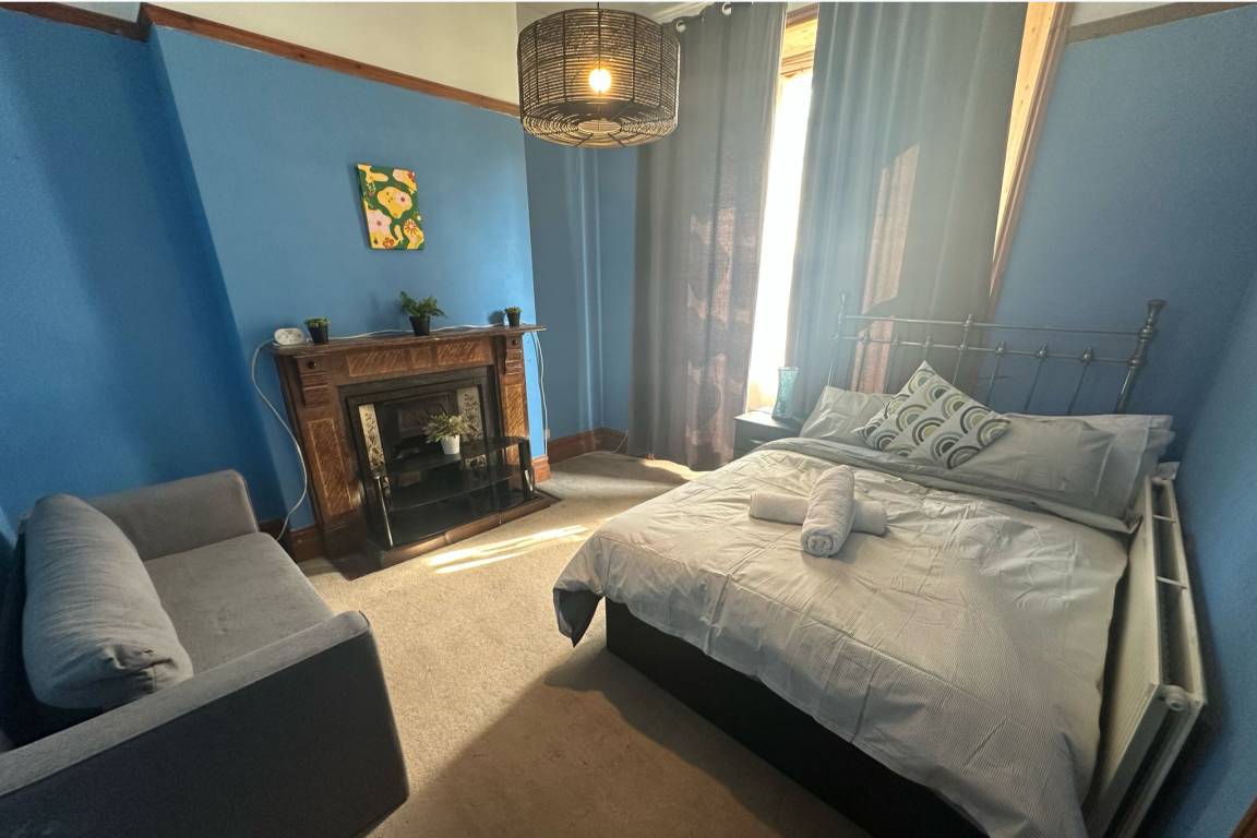 125 M² House ∙ 7 Bedrooms ∙ 14 Guests - West Midlands