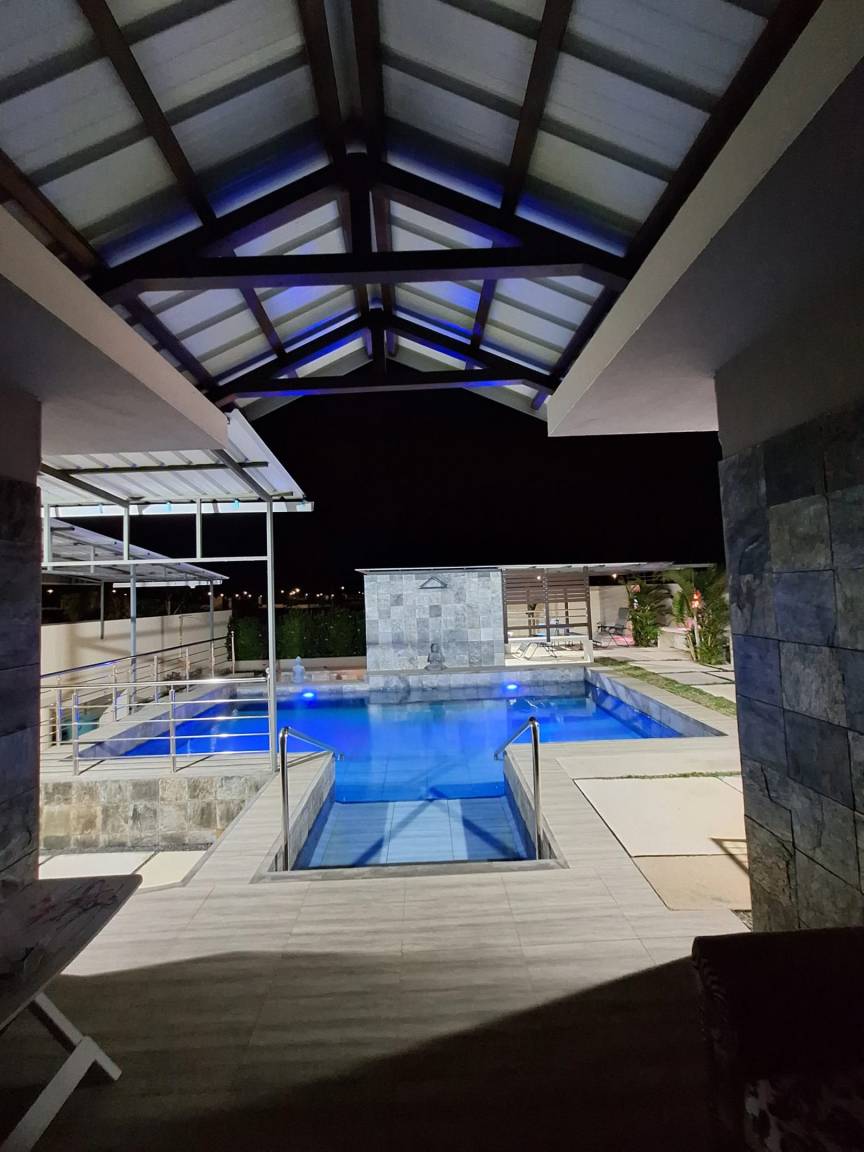 220 M² Villa ∙ 4 Chambres ∙ 8 Personnes - Port Louis