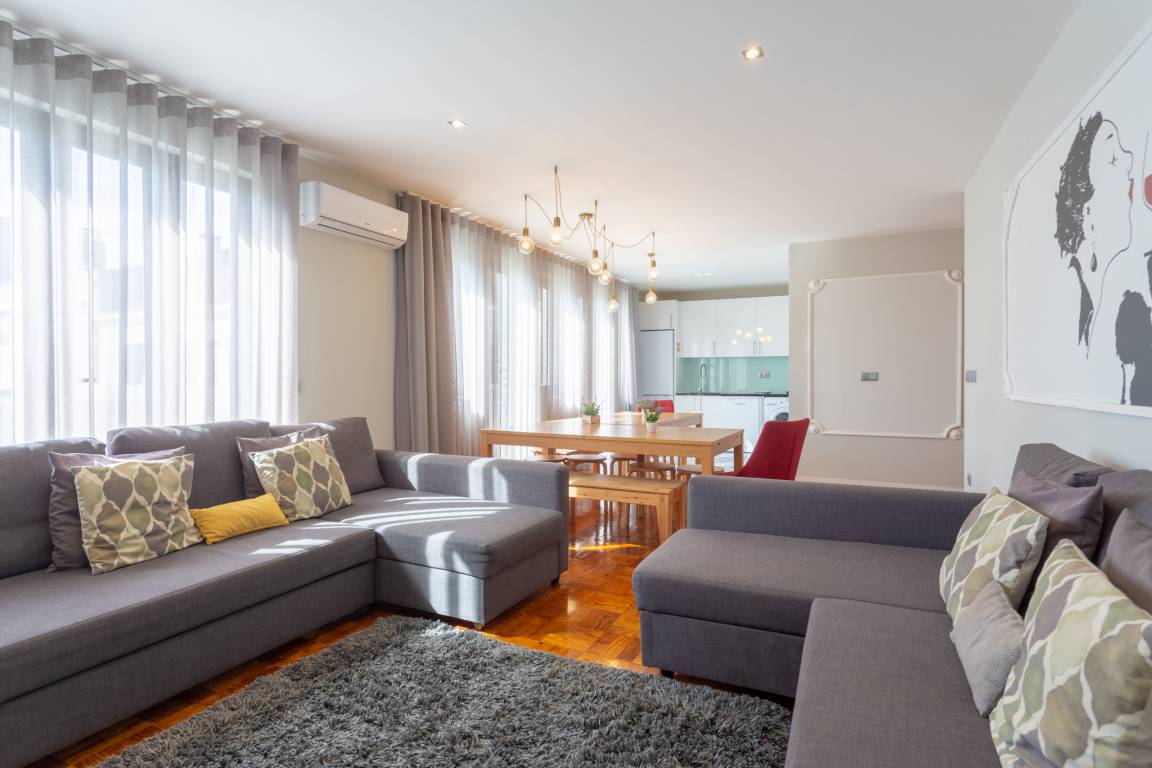 138 M² Huoneisto ∙ 5 Makuuhuonetta ∙ 15 Vierasta - Porto