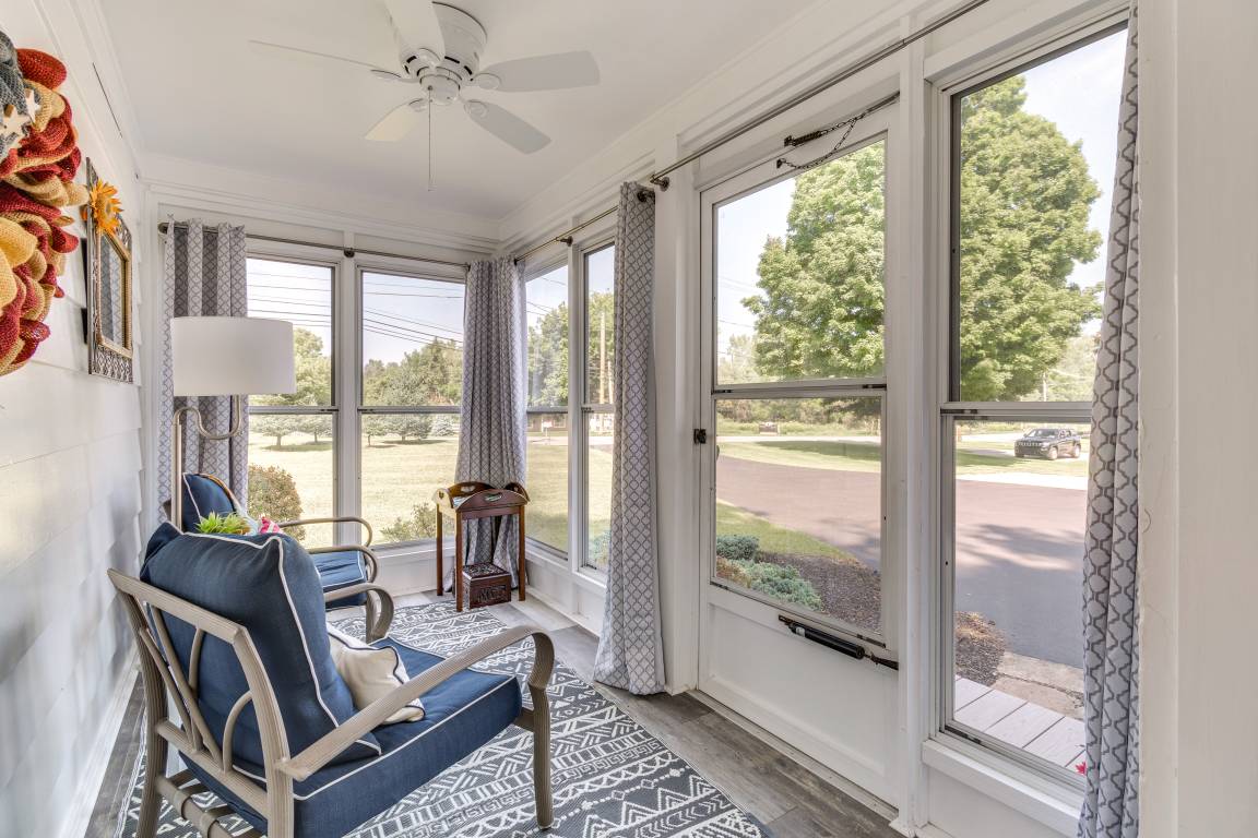 99 M² House ∙ 2 Bedrooms ∙ 4 Guests - Bloomfield, NY