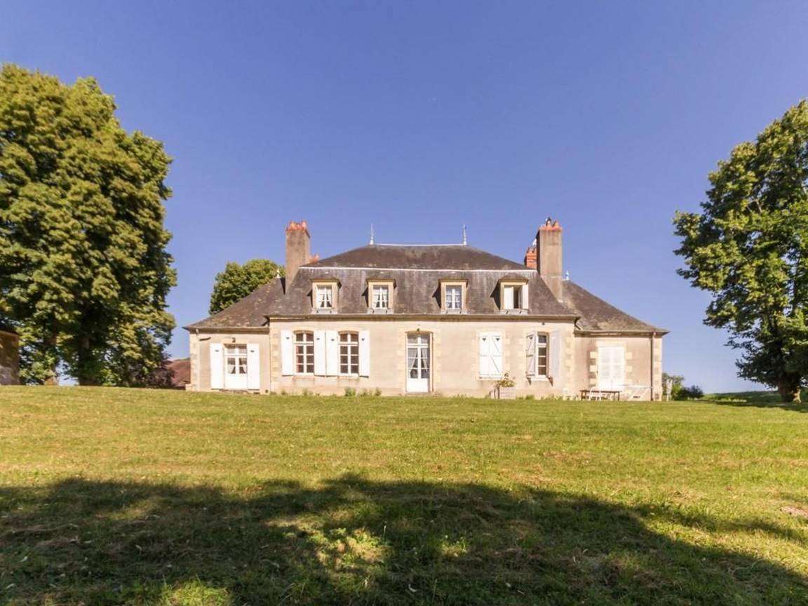 250 M² Cottage ∙ 6 Chambres ∙ 12 Personnes - Nevers