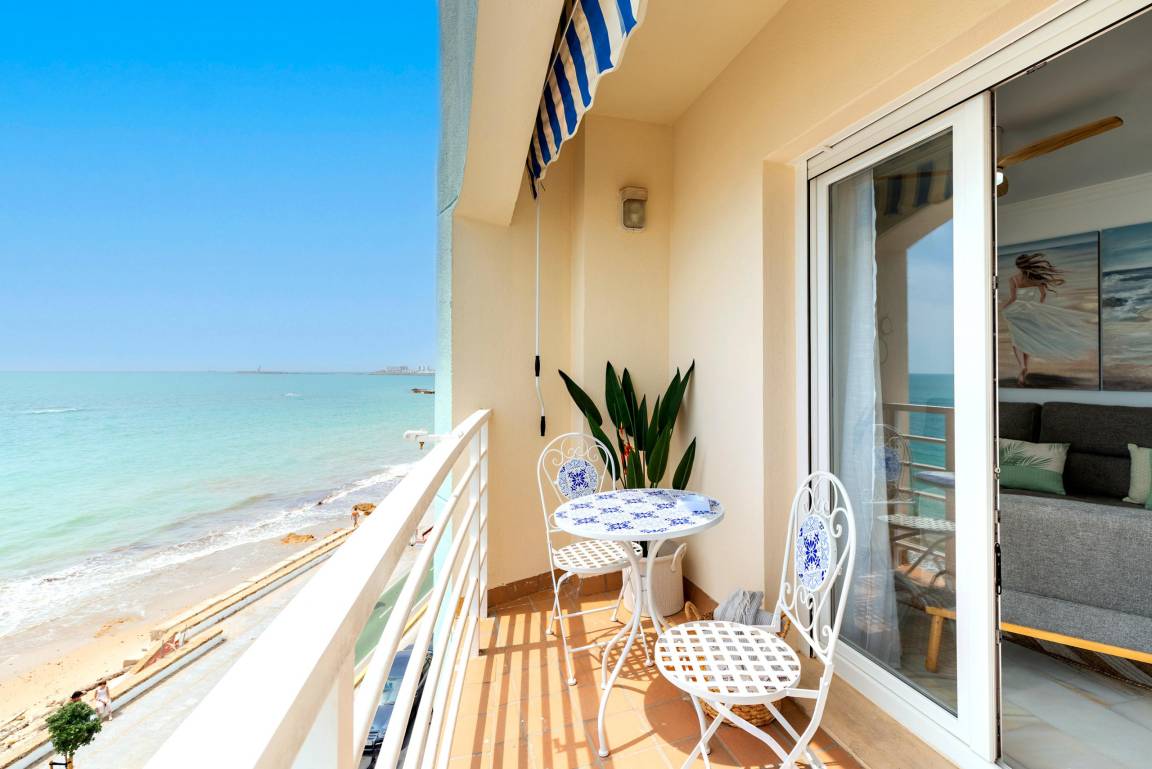 98 M² Apartamento ∙ 3 Habitaciones ∙ 6 Huéspedes - Cádiz