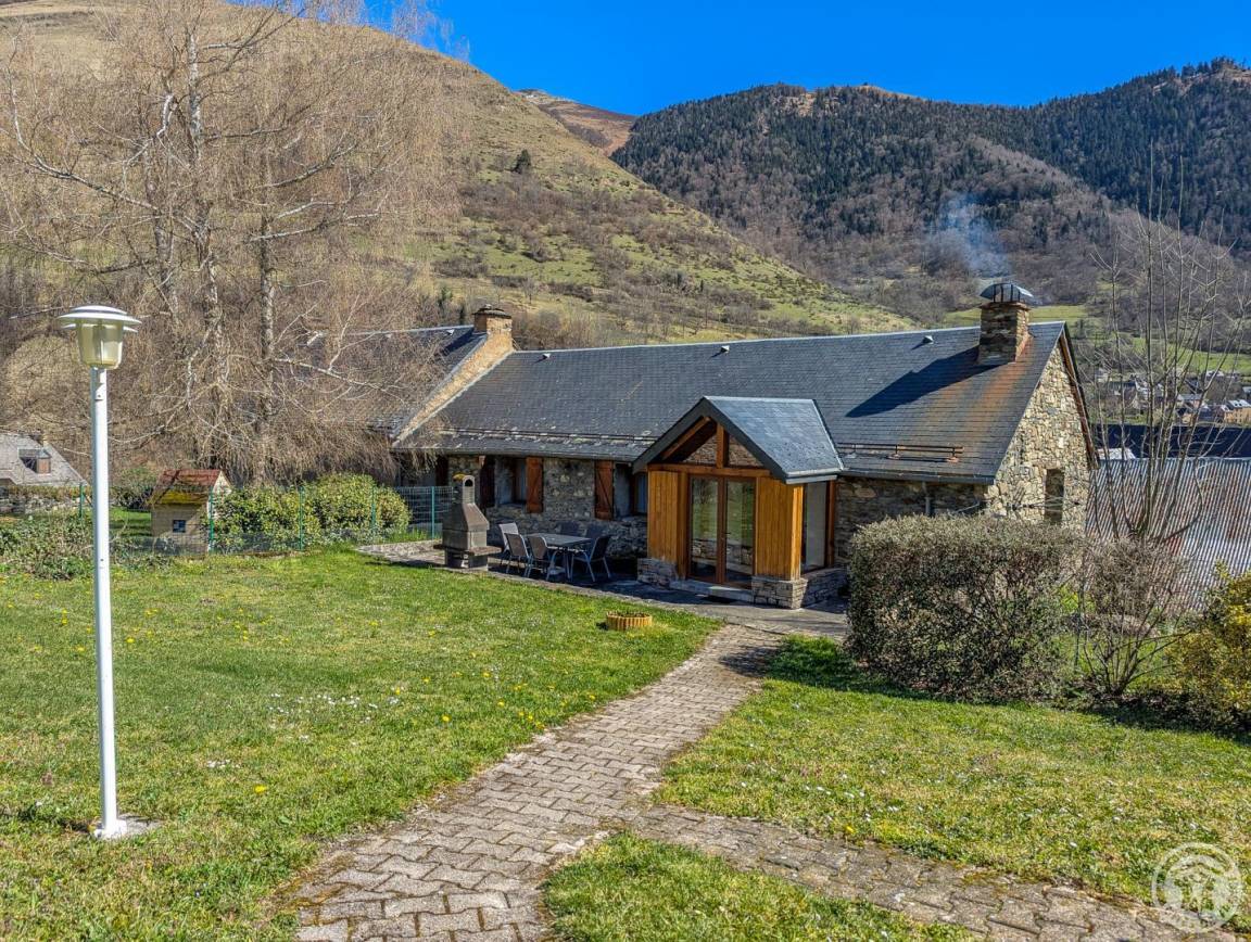 102 M² Gîte ∙ 3 Bedrooms ∙ 6 Guests - Pyrenees