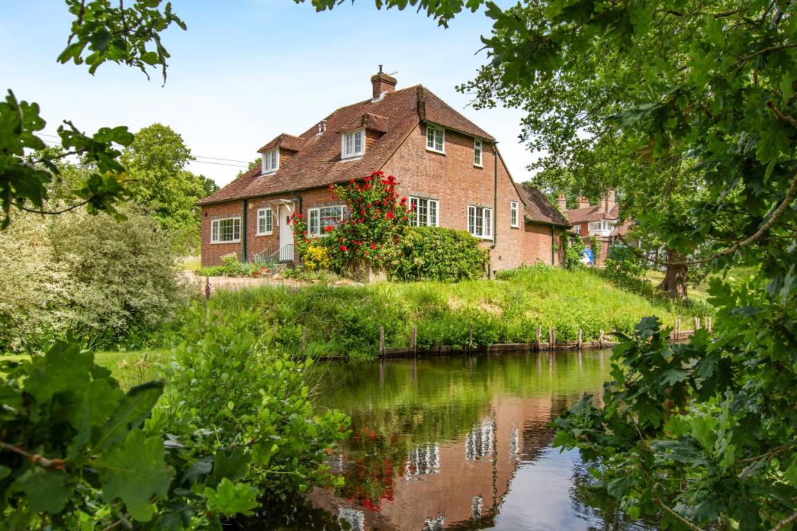Cottage ∙ 4 Bedrooms ∙ 6 Guests - Uckfield