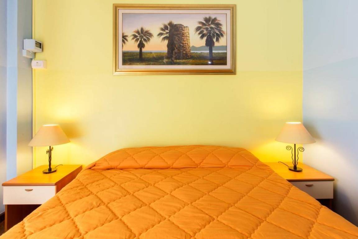 15 M² Hotel ∙ 1 Schlafzimmer ∙ 2 Gäste - Cagliari