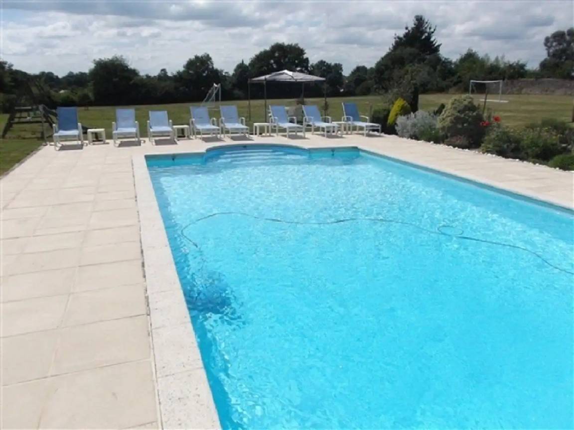 190 M² Maison De Vacances ∙ 5 Chambres ∙ 16 Personnes - Bressuire