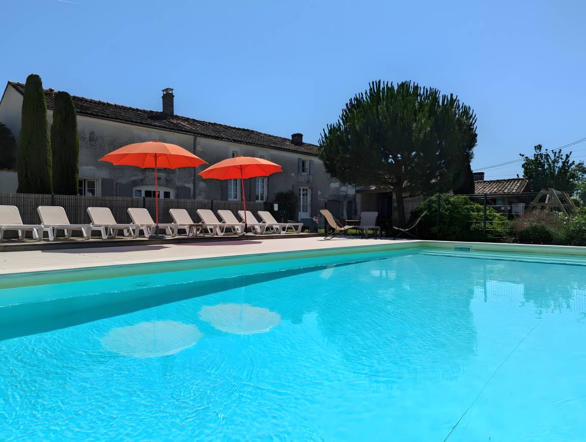 230 M² Maison De Vacances ∙ 6 Chambres ∙ 14 Personnes - Charente