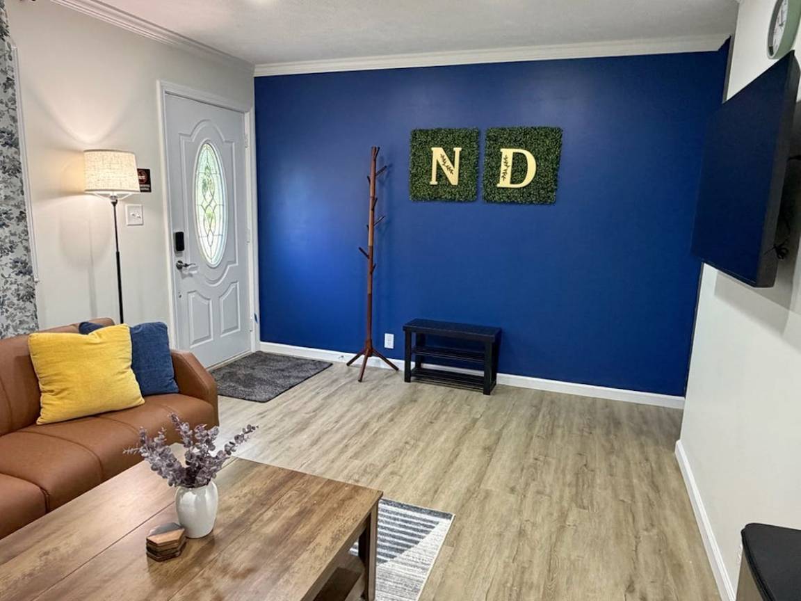 House ∙ 2 Bedrooms ∙ 5 Guests - Mishawaka, IN