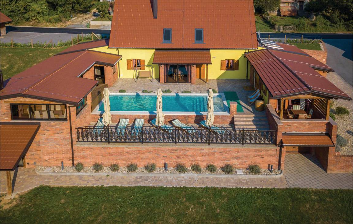 239 M² Ferienhaus ∙ 5 Schlafzimmer ∙ 13 Gäste - Kutina
