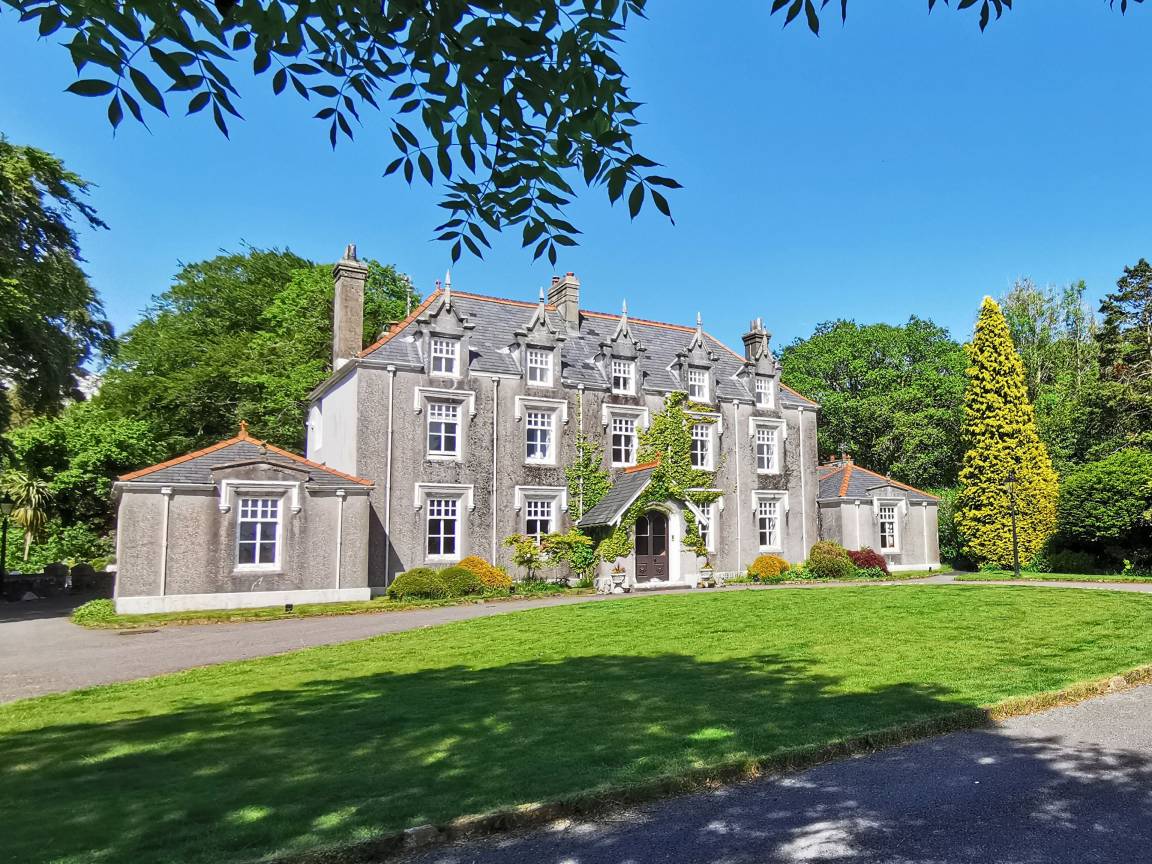 Cottage ∙ 9 Bedrooms ∙ 19 Guests - Swansea
