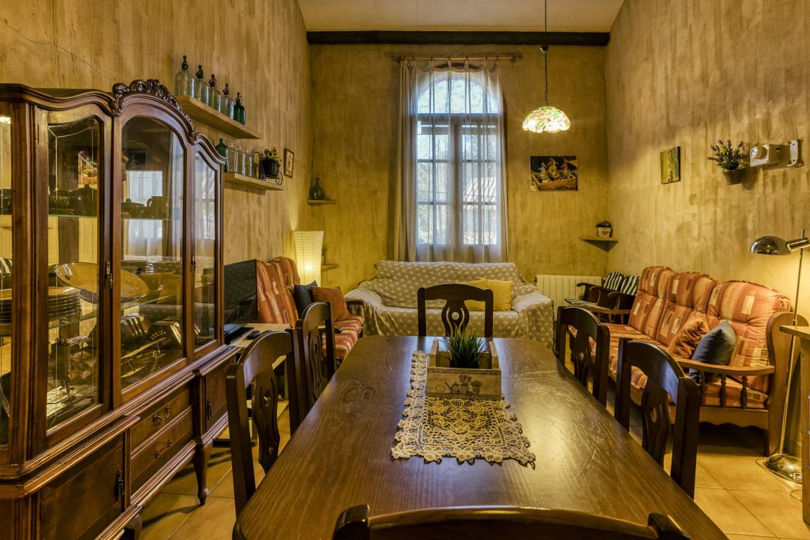 150 M² House ∙ 4 Bedrooms ∙ 8 Guests - Besalú