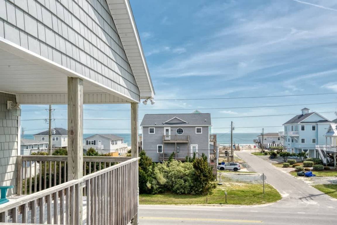 House ∙ 4 Bedrooms ∙ 11 Guests - North Topsail Beach, NC