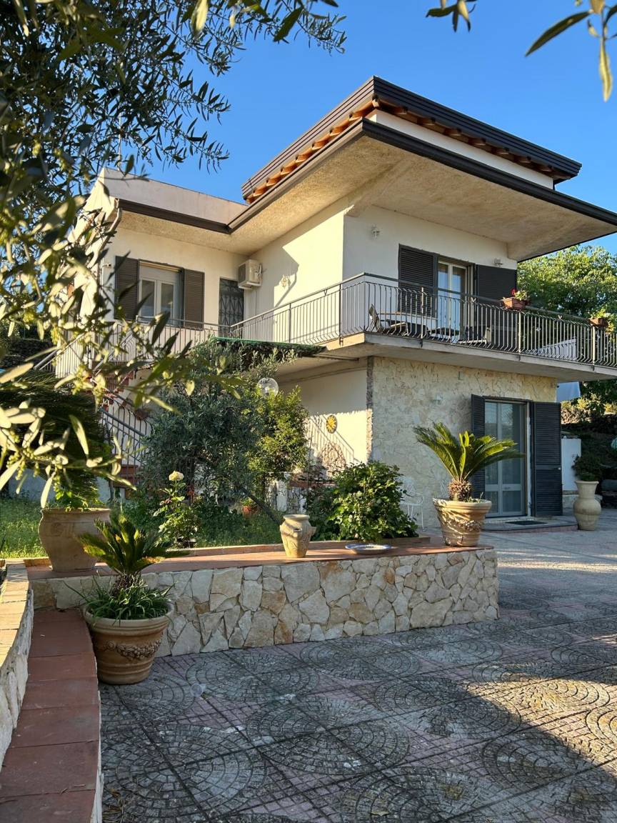190 M² Villa ∙ 3 Bedrooms ∙ 9 Guests - Milo
