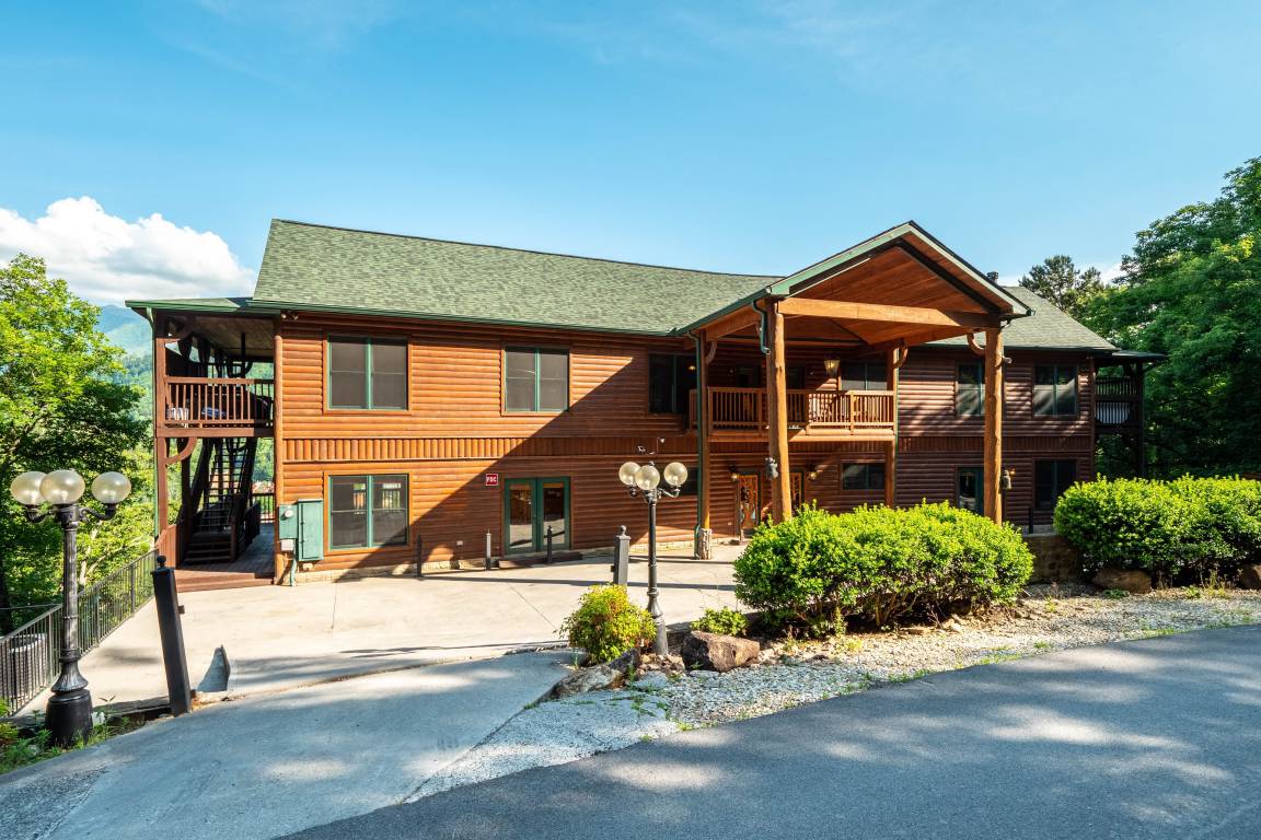 550 M² House ∙ 8 Bedrooms ∙ 20 Guests - Gatlinburg, TN