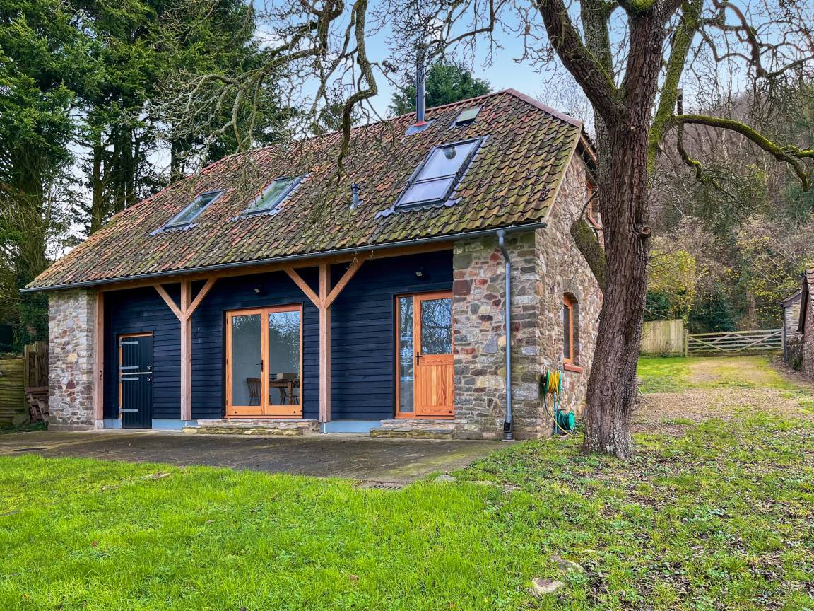 Cottage ∙ 2 Bedrooms ∙ 5 Guests - Clevedon