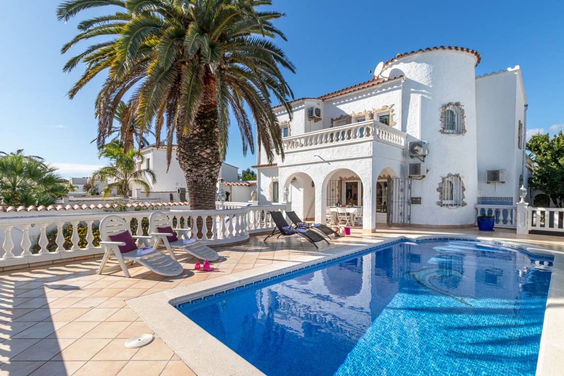 180 M² Villa ∙ 4 Chambres ∙ 8 Personnes - Empuriabrava