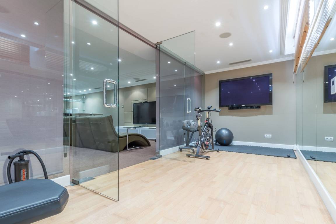 300 M² Villa ∙ 5 Bedrooms ∙ 10 Guests - Marbella