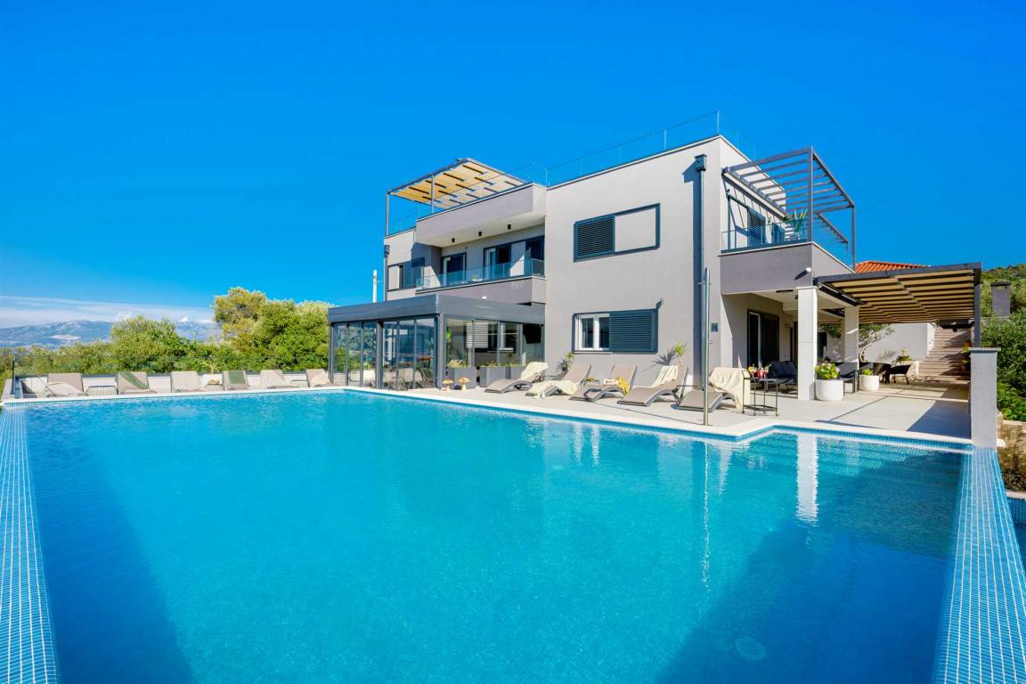 396 M² Villa ∙ 9 Chambres ∙ 20 Personnes - Split