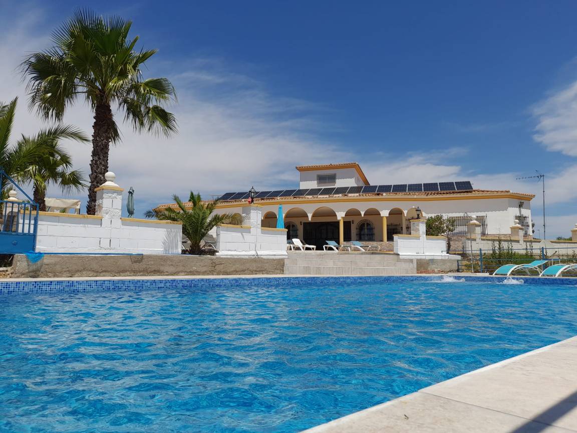 350 M² Villa ∙ 5 Habitaciones ∙ 14 Huéspedes - Lora del Río