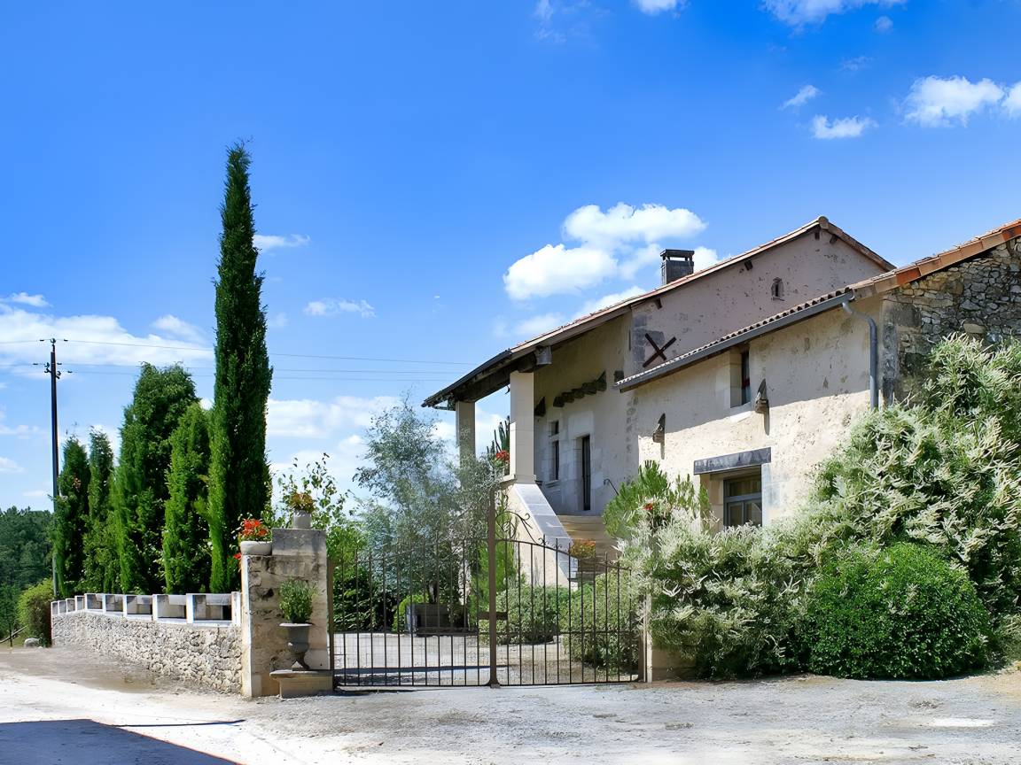 220 M² House ∙ 4 Bedrooms ∙ 8 Guests - Brantôme