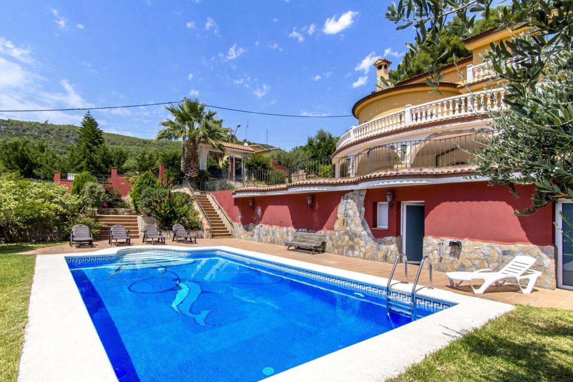 535 M² Villa ∙ 6 Slaapkamers ∙ 12 Gasten - Corbera de Llobregat
