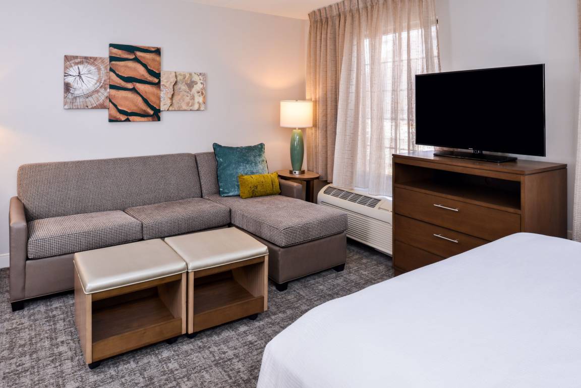 Hotel ∙ 1 Bedroom ∙ 4 Guests - Indianapolis, IN