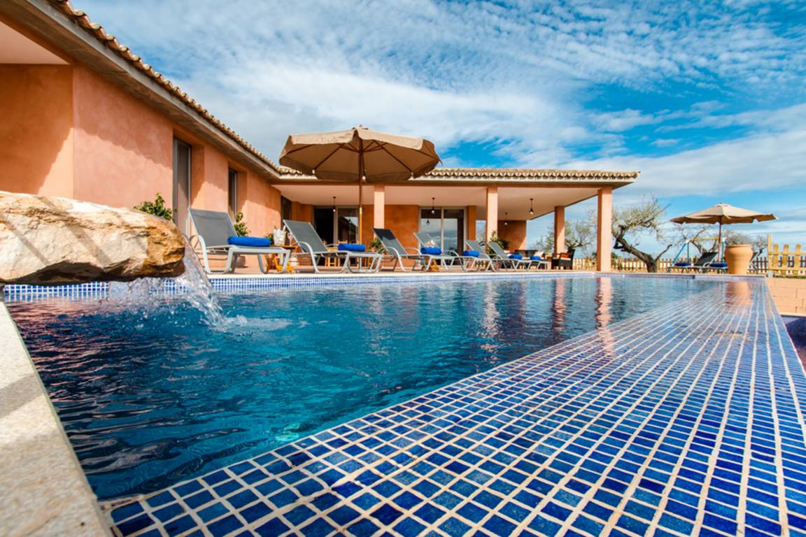 344 M² Mökki ∙ 4 Makuuhuonetta ∙ 8 Vierasta - Mallorca