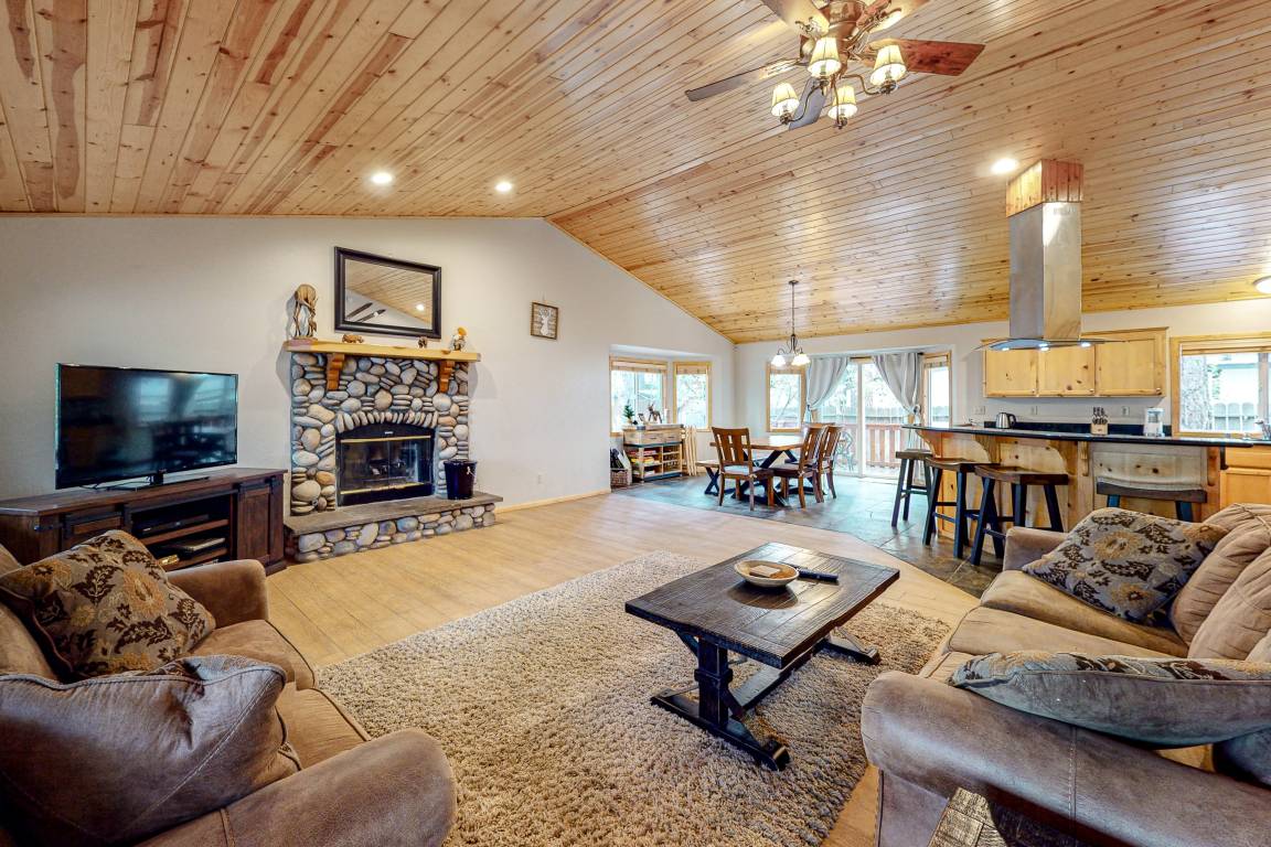 170 M² Cabin ∙ 3 Bedrooms ∙ 9 Guests - Big Bear Lake, CA