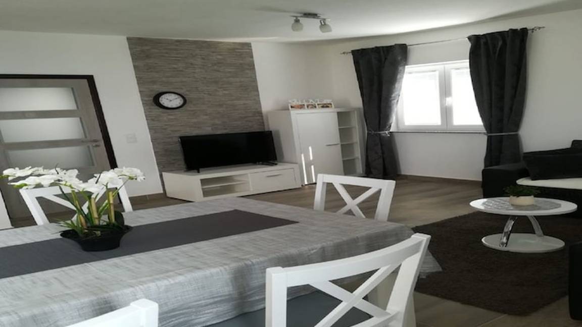 100 M² Apartment ∙ 2 Bedrooms ∙ 5 Guests - Karlobag
