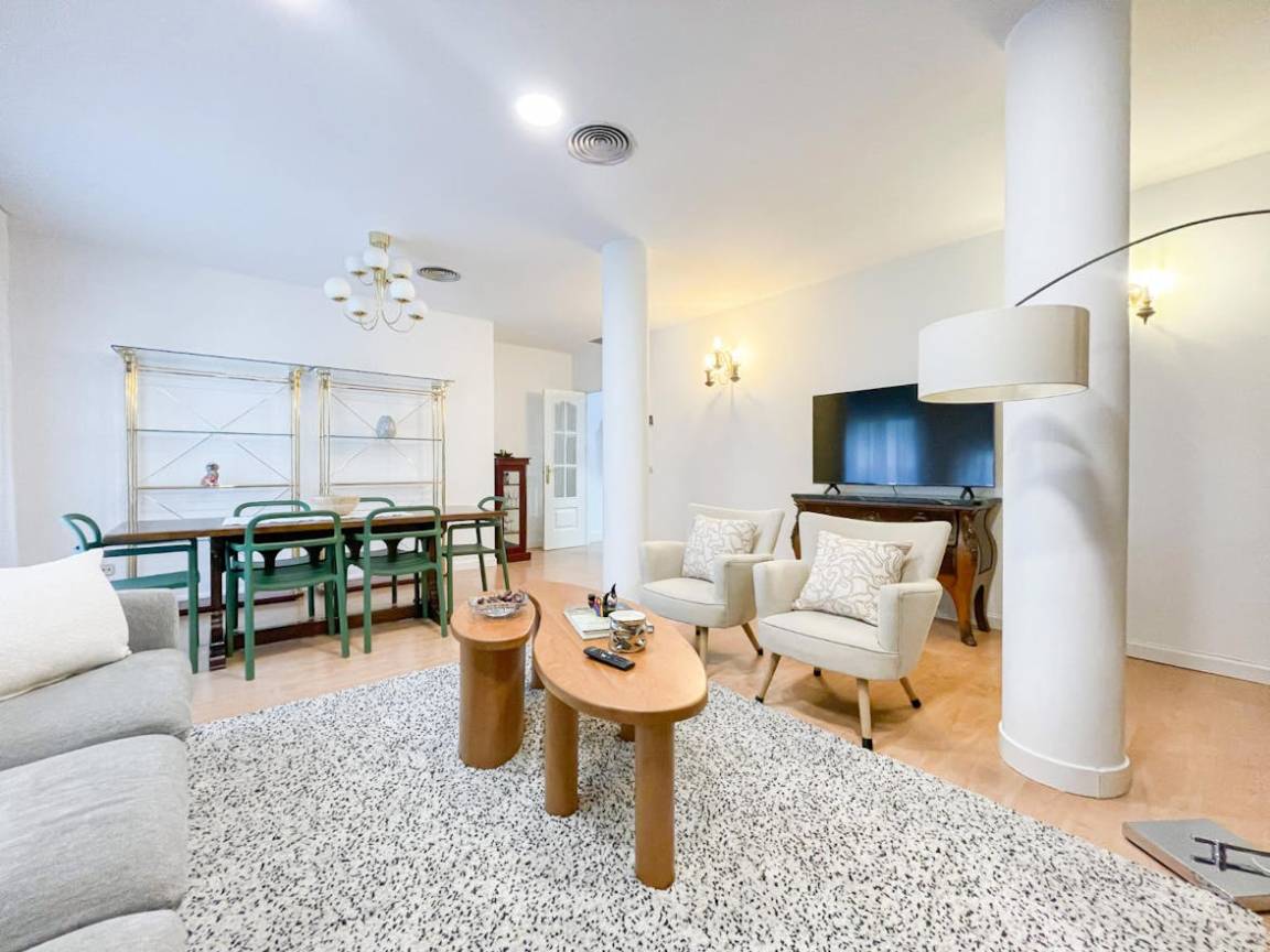 94 M² House ∙ 2 Bedrooms ∙ 4 Guests - Madrid