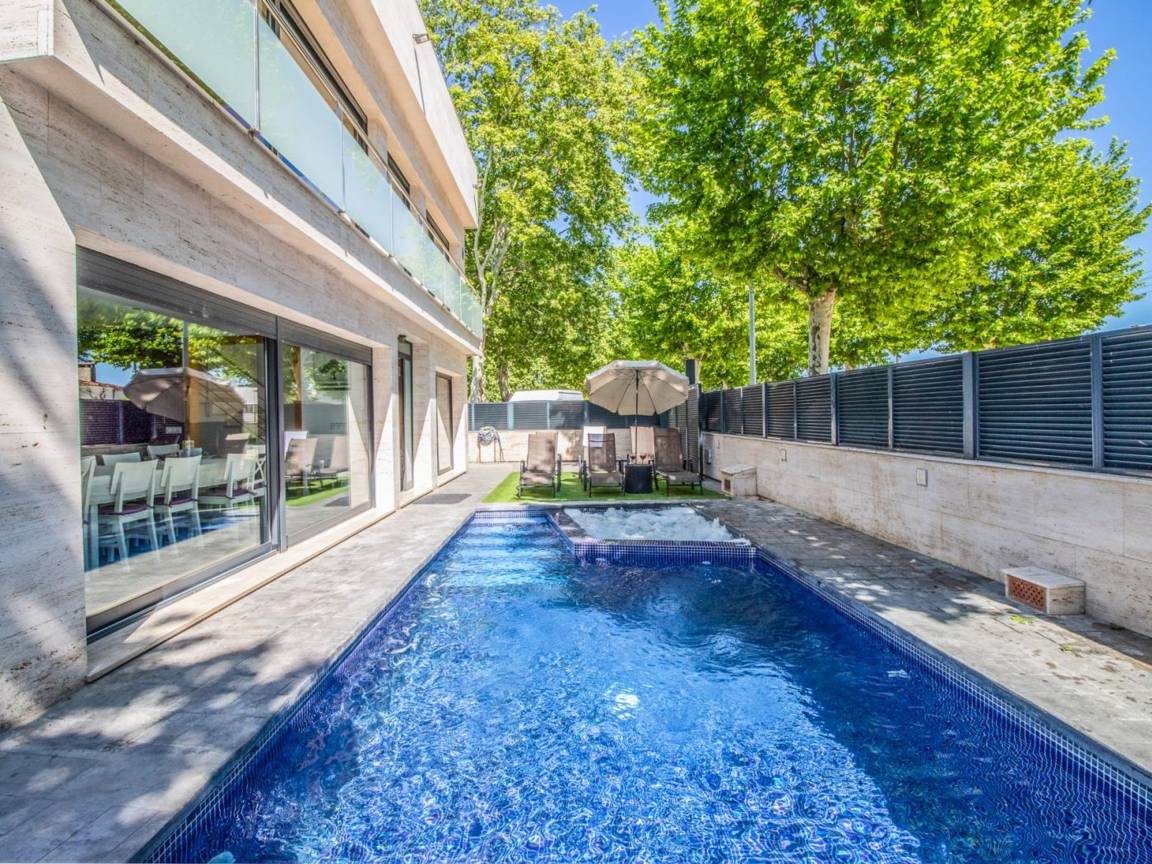 200 M² Villa ∙ 5 Bedrooms ∙ 12 Guests - Empuriabrava