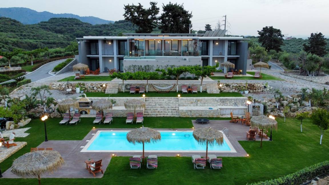 370 M² Farmhouse ∙ 9 Bedrooms ∙ 18 Guests - Crete