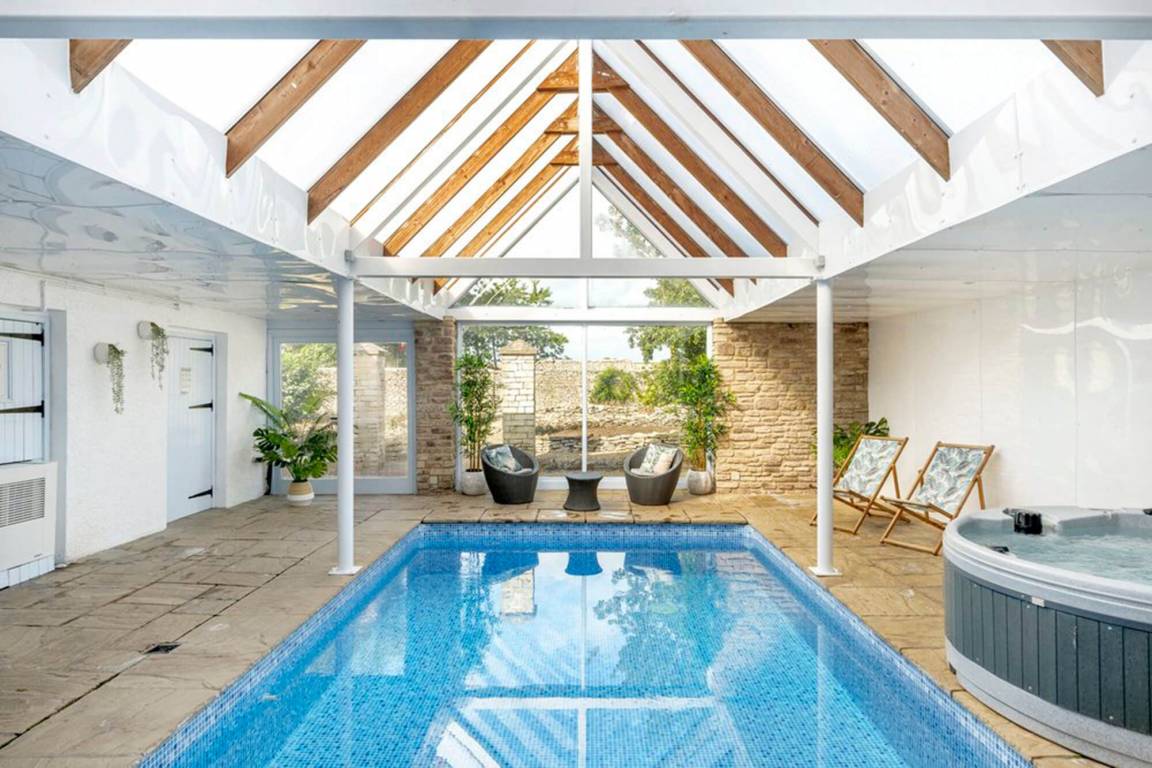 Cottage ∙ 7 Bedrooms ∙ 20 Guests - Gloucestershire