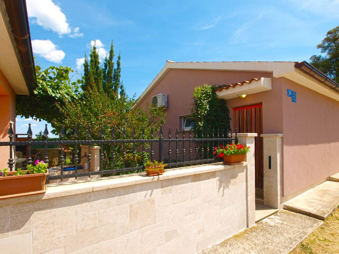 40 M² Huis ∙ 1 Slaapkamer ∙ 4 Gasten - Peroj