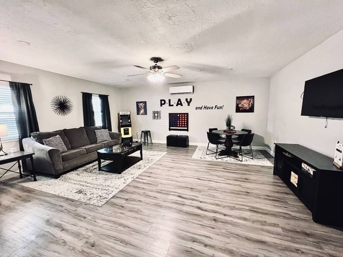 House ∙ 3 Bedrooms ∙ 9 Guests - Highlands, TX