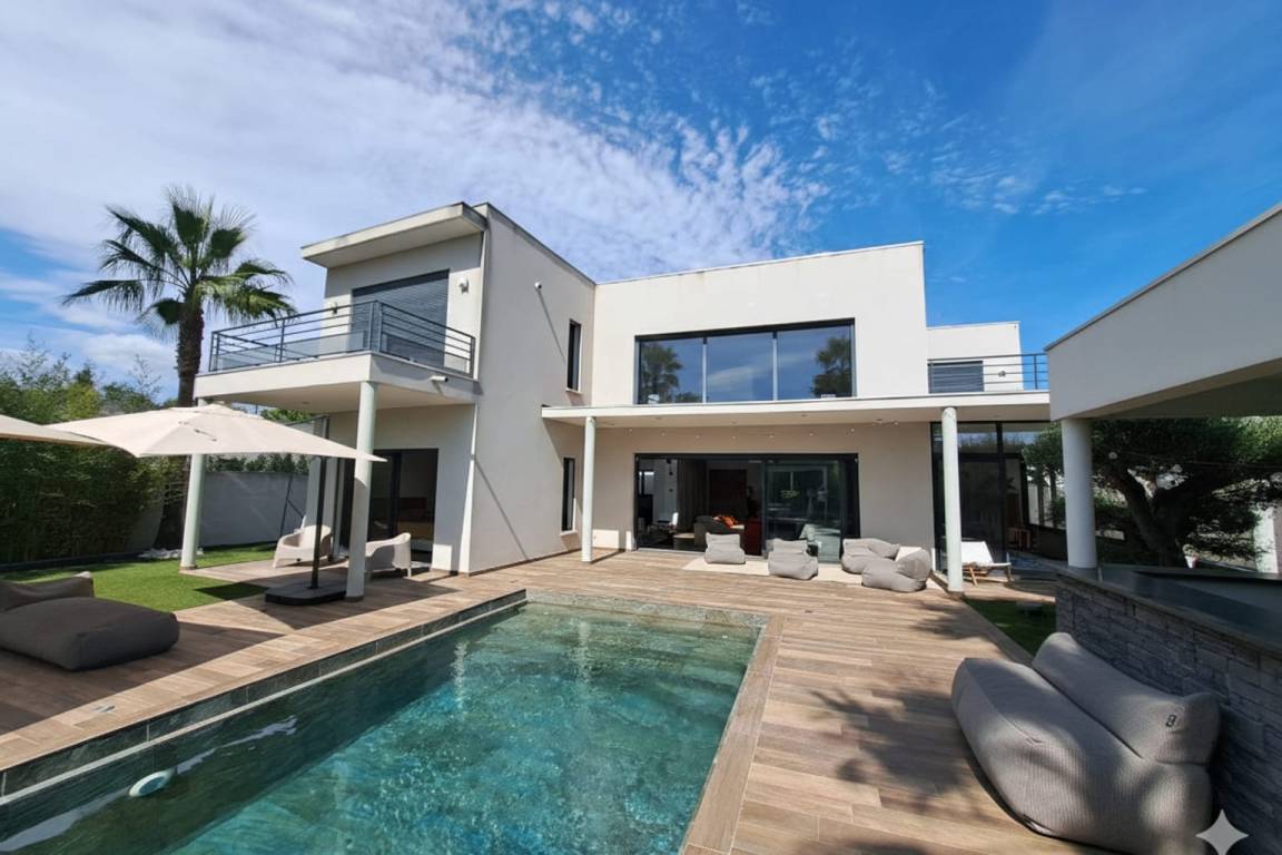 224 M² Villa ∙ 4 Chambres ∙ 8 Personnes - Sète