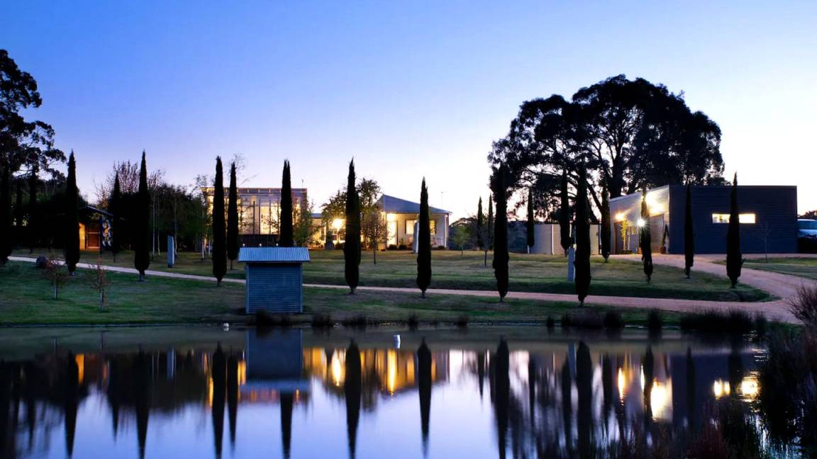 Villa ∙ 5 Bedrooms ∙ 10 Guests - Guildford
