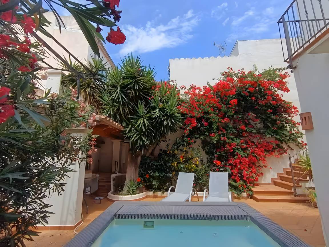 140 M² Villa ∙ 5 Bedrooms ∙ 10 Guests - Balearic Islands