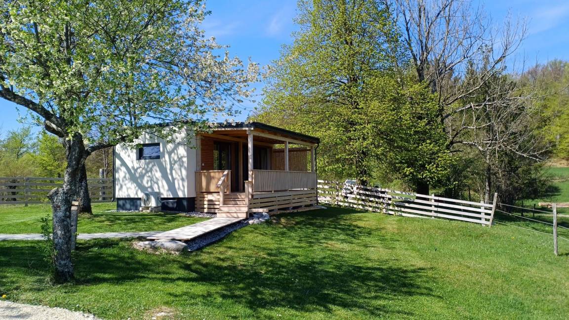 25 M² Camping-unterkunft ∙ 1 Schlafzimmer ∙ 4 Gäste - Cerknica