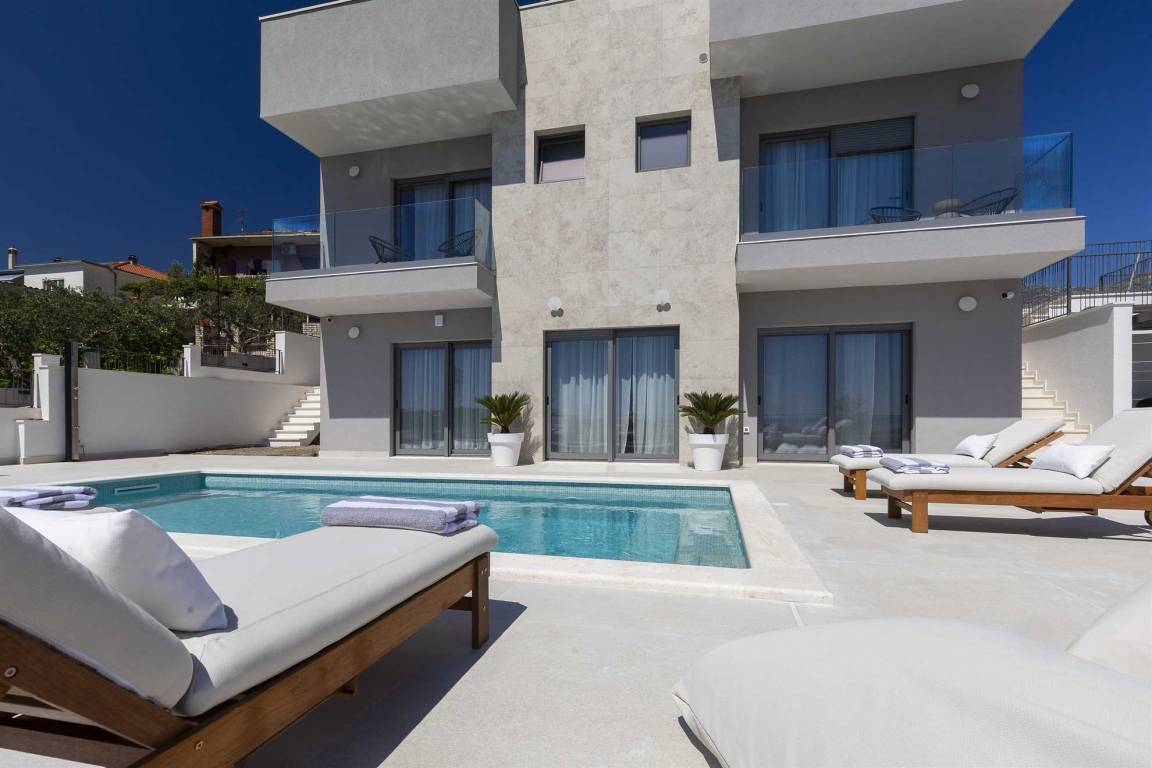 220 M² Villa ∙ 4 Bedrooms ∙ 8 Guests - Podstrana