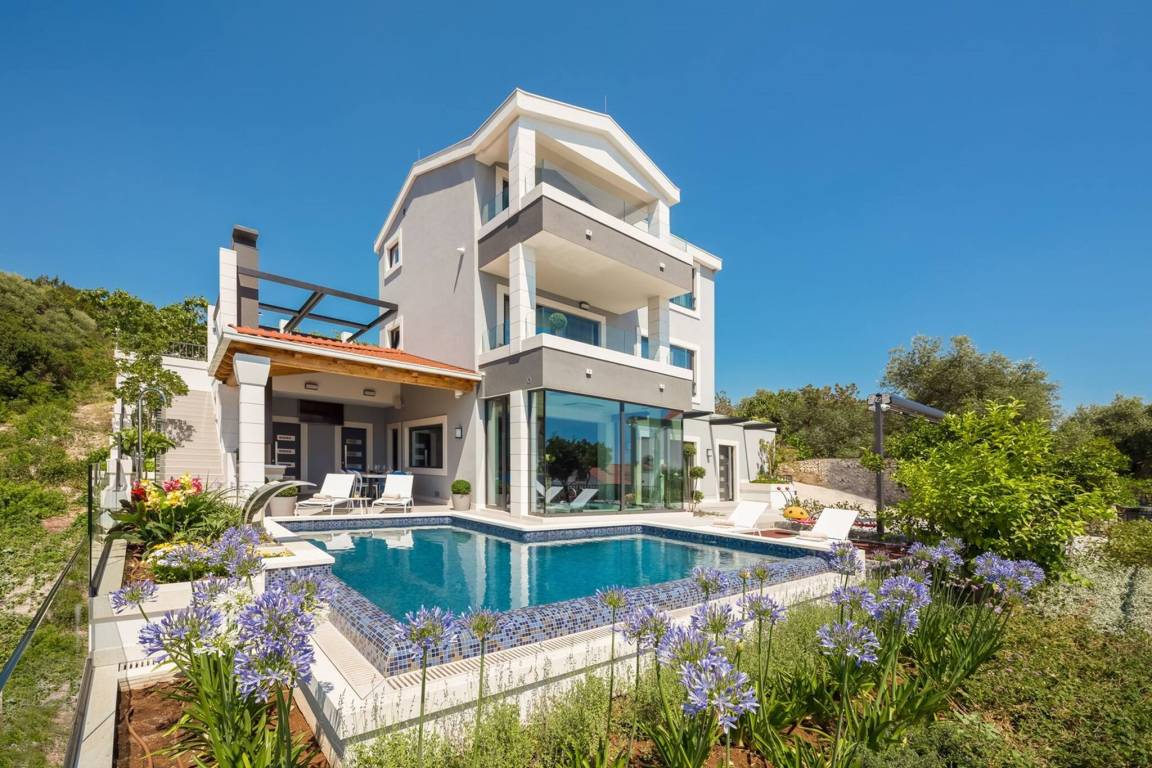 384 M² Villa ∙ 4 Makuuhuonetta ∙ 10 Vierasta - Trogir
