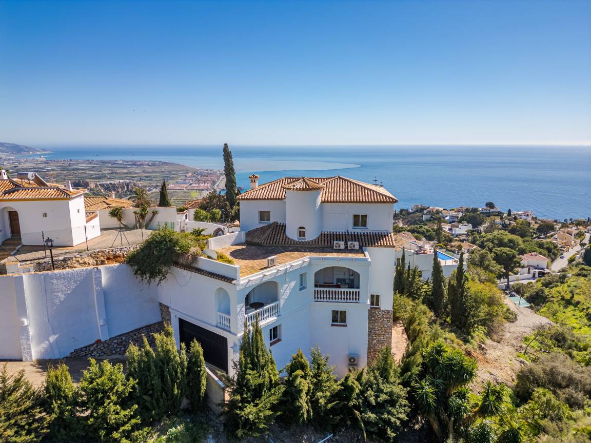 300 M² Villa ∙ 5 Bedrooms ∙ 10 Guests - Motril