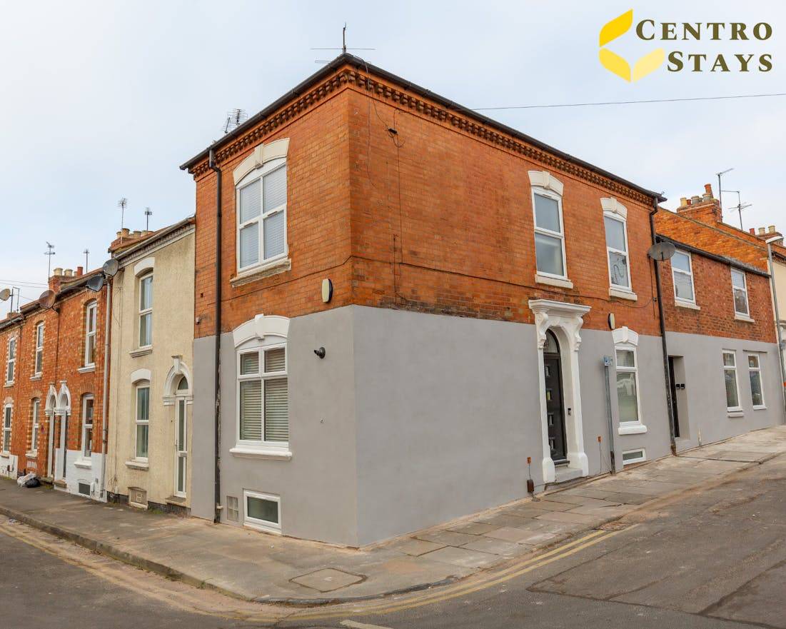 97 M² House ∙ 3 Bedrooms ∙ 8 Guests - Northampton, UK