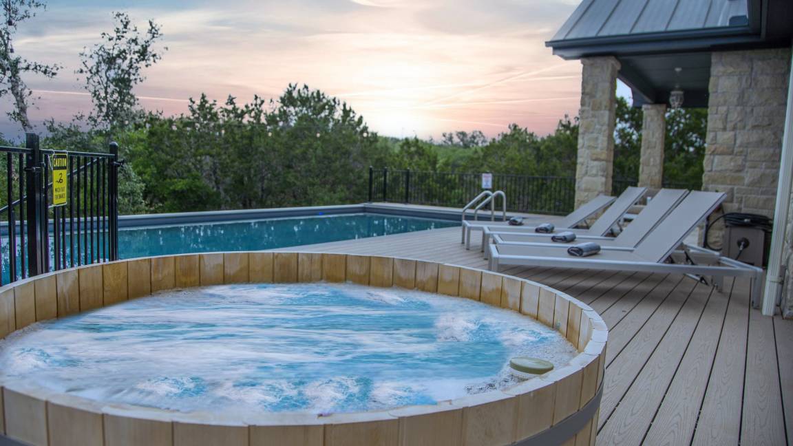 324 M² House ∙ 5 Bedrooms ∙ 15 Guests - Spicewood, TX