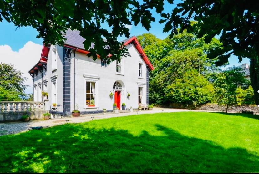 375 M² Villa ∙ 6 Slaapkamers ∙ 14 Gasten - Derry