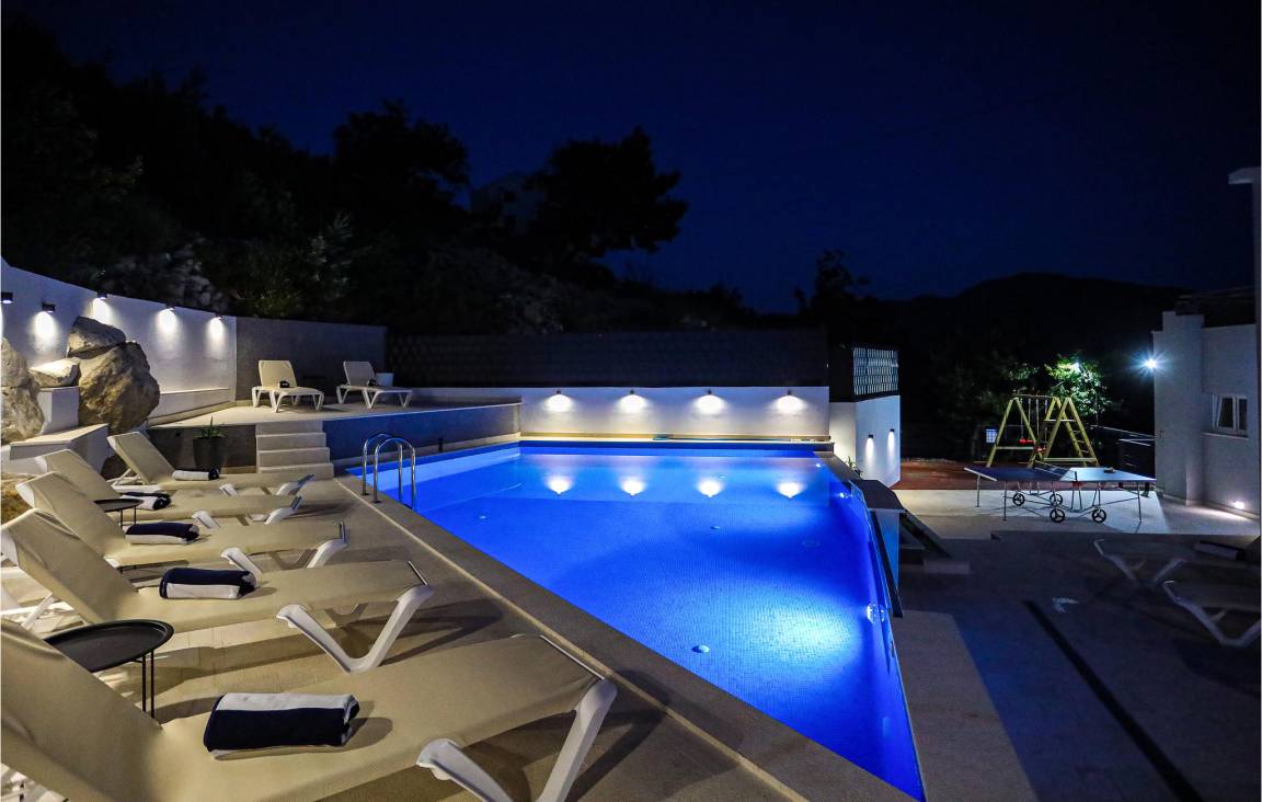800 M² House ∙ 8 Bedrooms ∙ 16 Guests - Solin